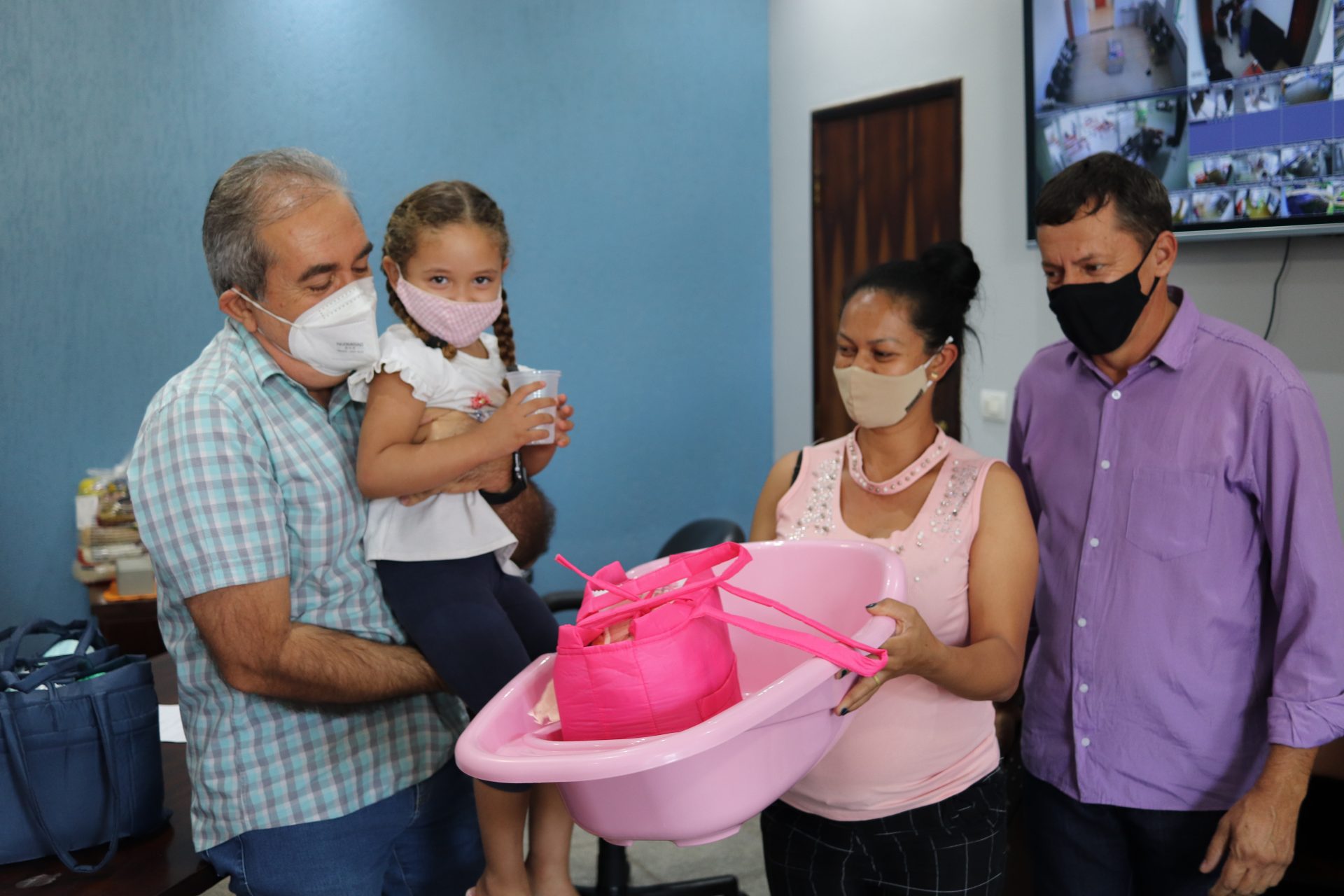 Prefeito e primeira-dama entregam "Kit bebê" para gestantes assistidas ...